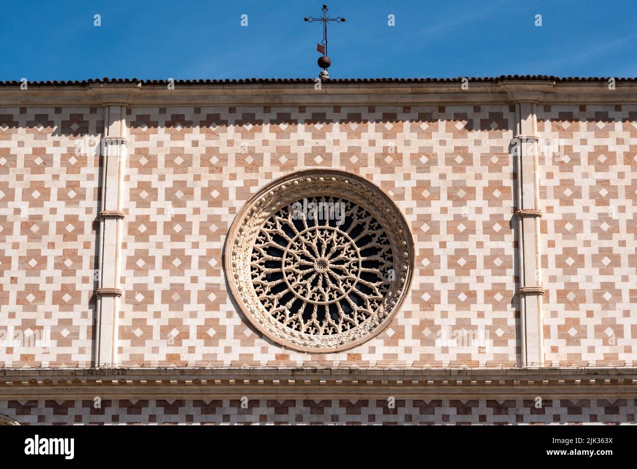 Tipico rosone romanico del portale della Basilica di Santa Maria di ...
