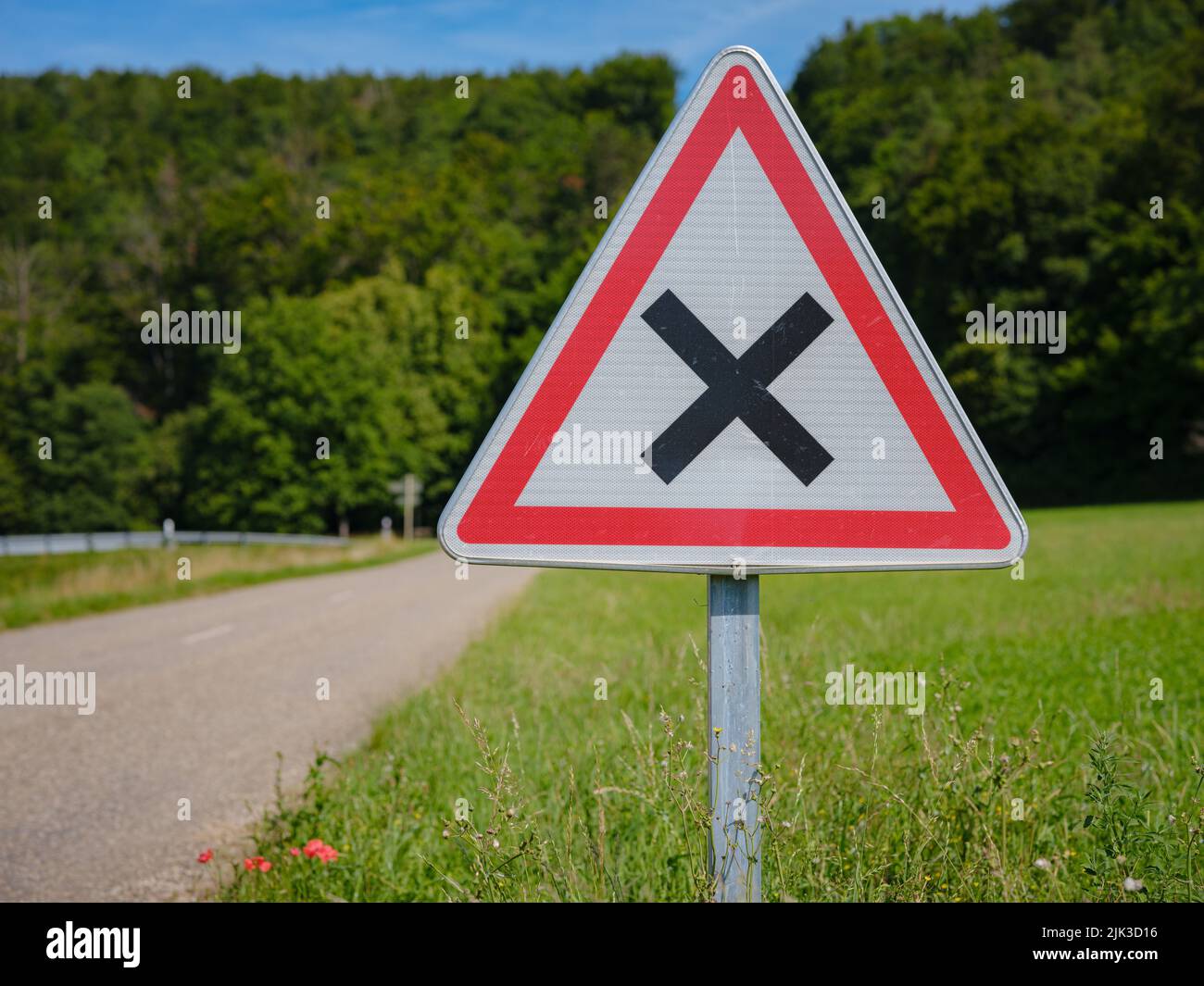 Segnaletica stradale intersezione di strade equivalenti immagini e ...