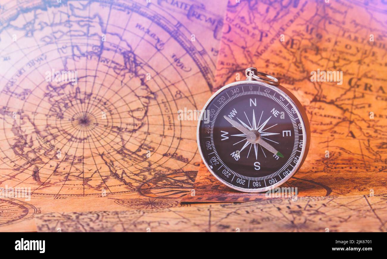 Alla ricerca di avventura. Bussola e mappe. Mappa del tesoro e percorso ...