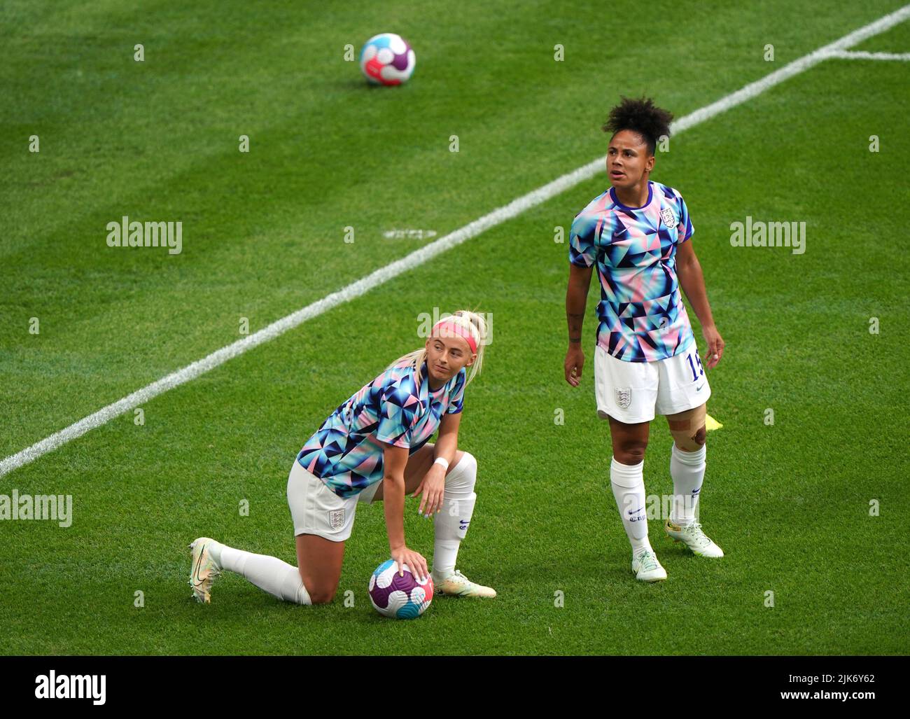 Chloe Kelly in Inghilterra e Demi Stokes in Inghilterra si riscaldano ...