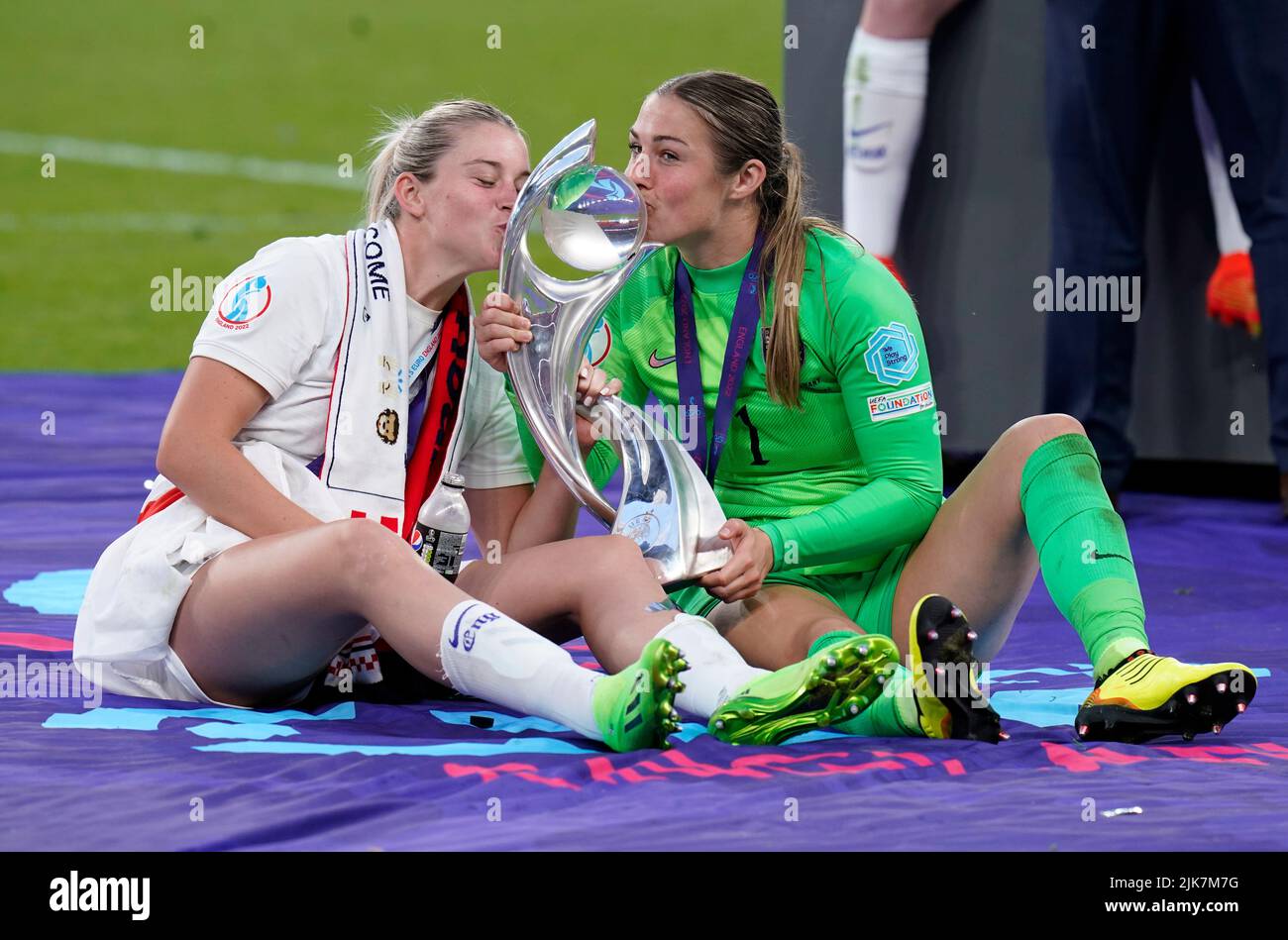 Alessia Russo in Inghilterra e il portiere Mary Earps festeggiano con ...