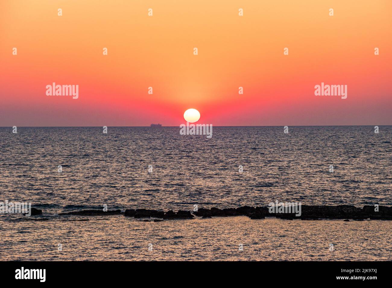 Vista iconica del castello di Methoni verso il mare Ionio al tramonto ...