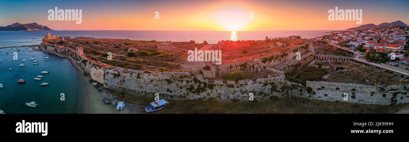 Vista aerea sul Castello di Methoni e sulla città fortificata. Il suo ...