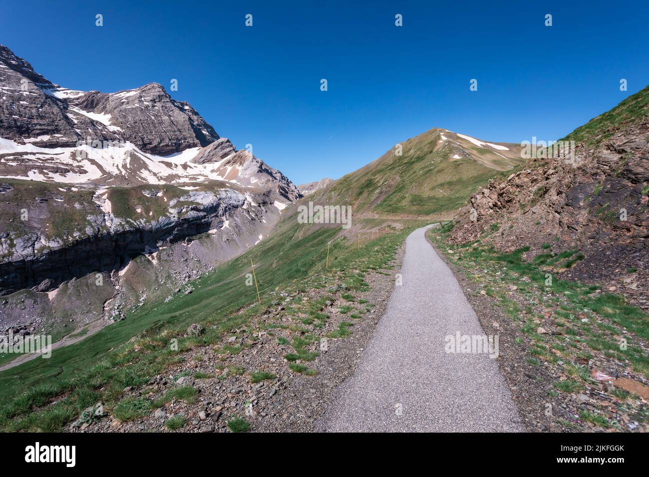Sentiero tra le montagne del Cirque de Gavarnie, trekking sul Port de ...