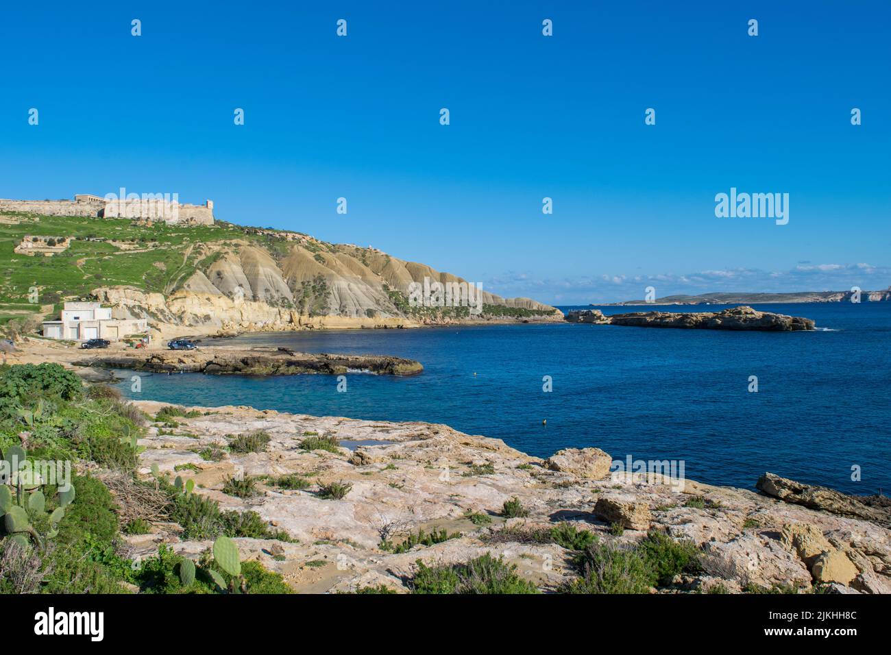 Vista panoramica delle colline e del Forte Chambray, a Gozo, Malta ...