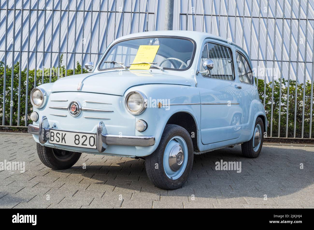 Al volante di una fiat 600 immagini e fotografie stock ad alta ...