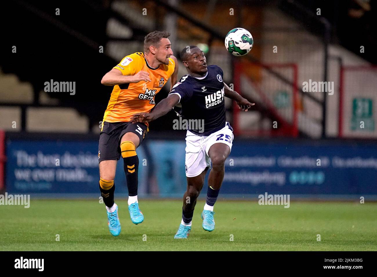 Brandon Haunstrup di Cambridge United batte per il possesso della palla ...
