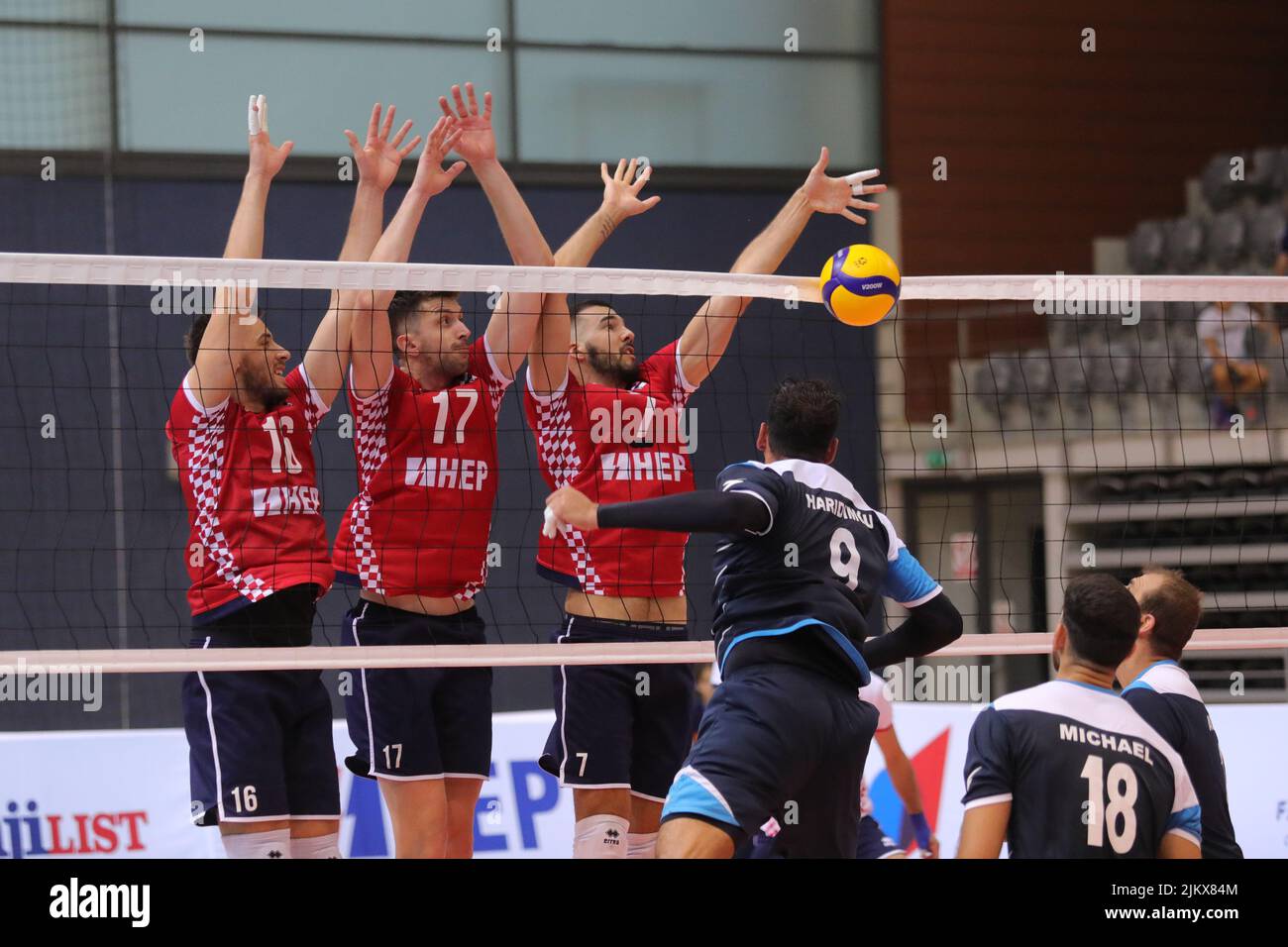 OSIJEK, CROAZIA - 03 AGOSTO: Leo Andric, Ivan Mihalj e Marko Sedlacek ...