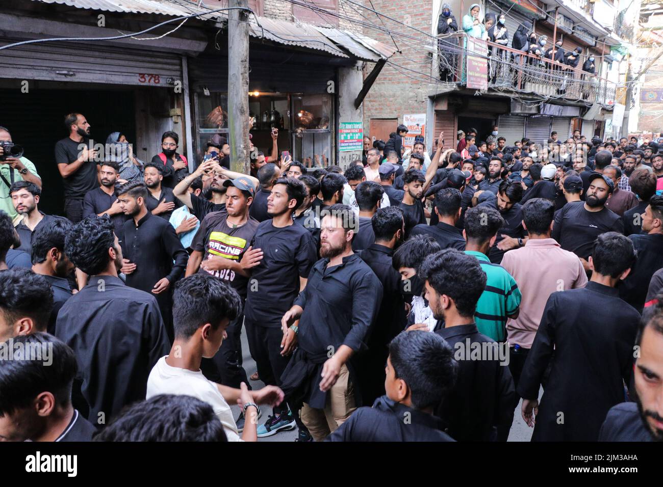 4 agosto 2022, Srinagar, Jammu e Kashmir, India: I lutto musulmano sciita prendono parte ad una ...