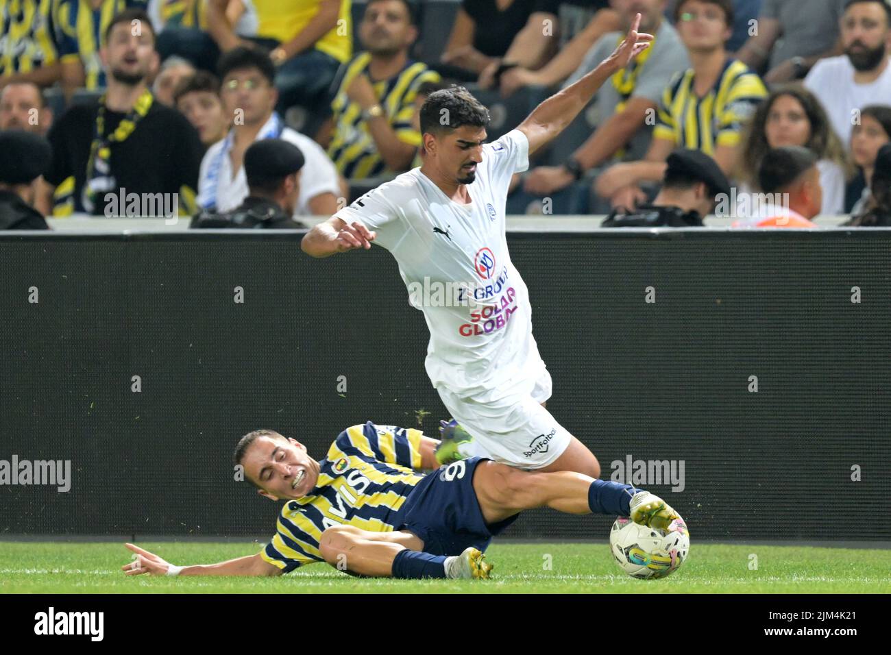 ISTANBUL - (lr) Emre Mor di Fenerbahce SK, Merchas Doski del 1 FC ...