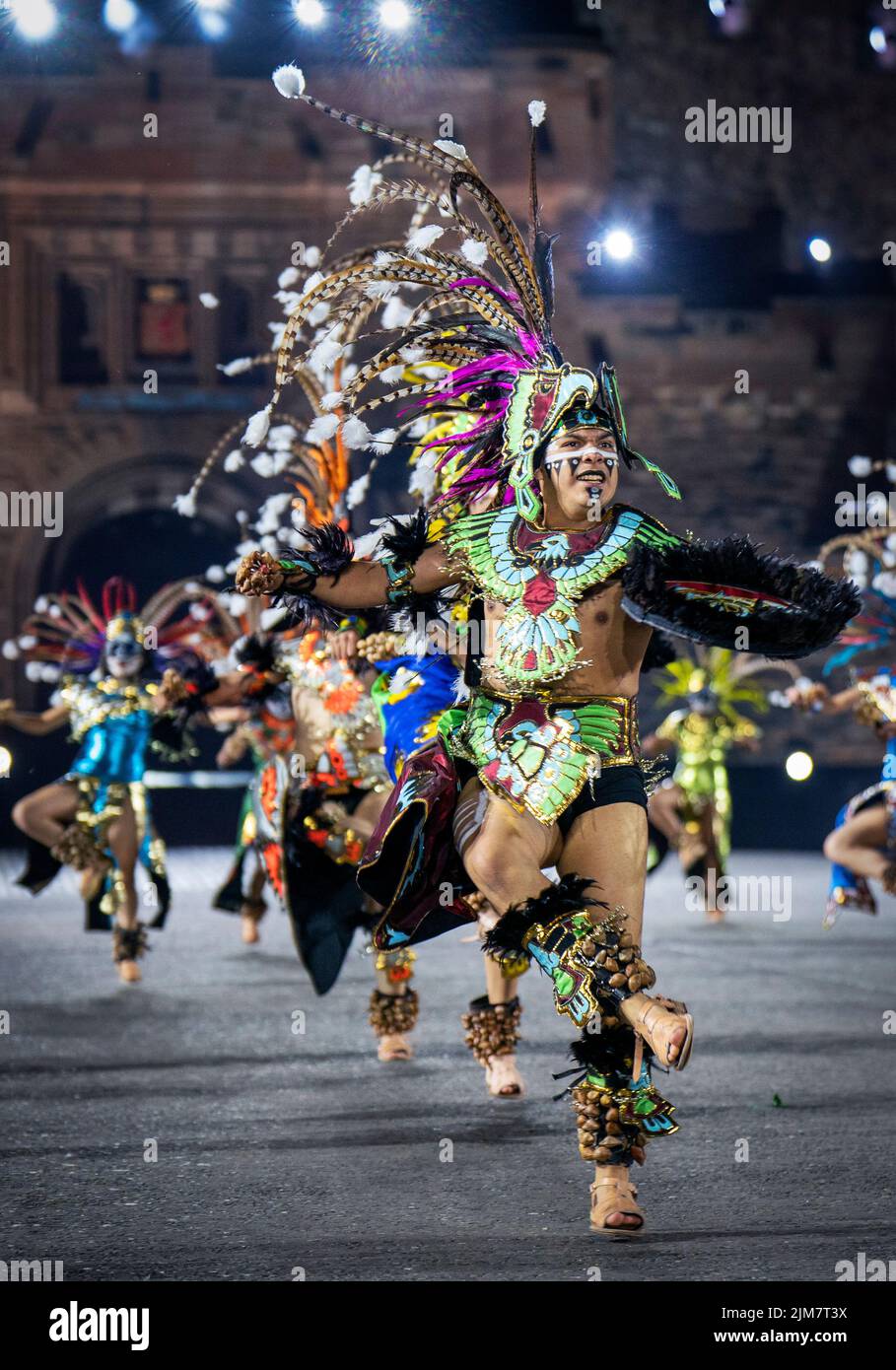 I Guerrieri aztechi di banda Monumental De Mexico si esibiscono sull ...