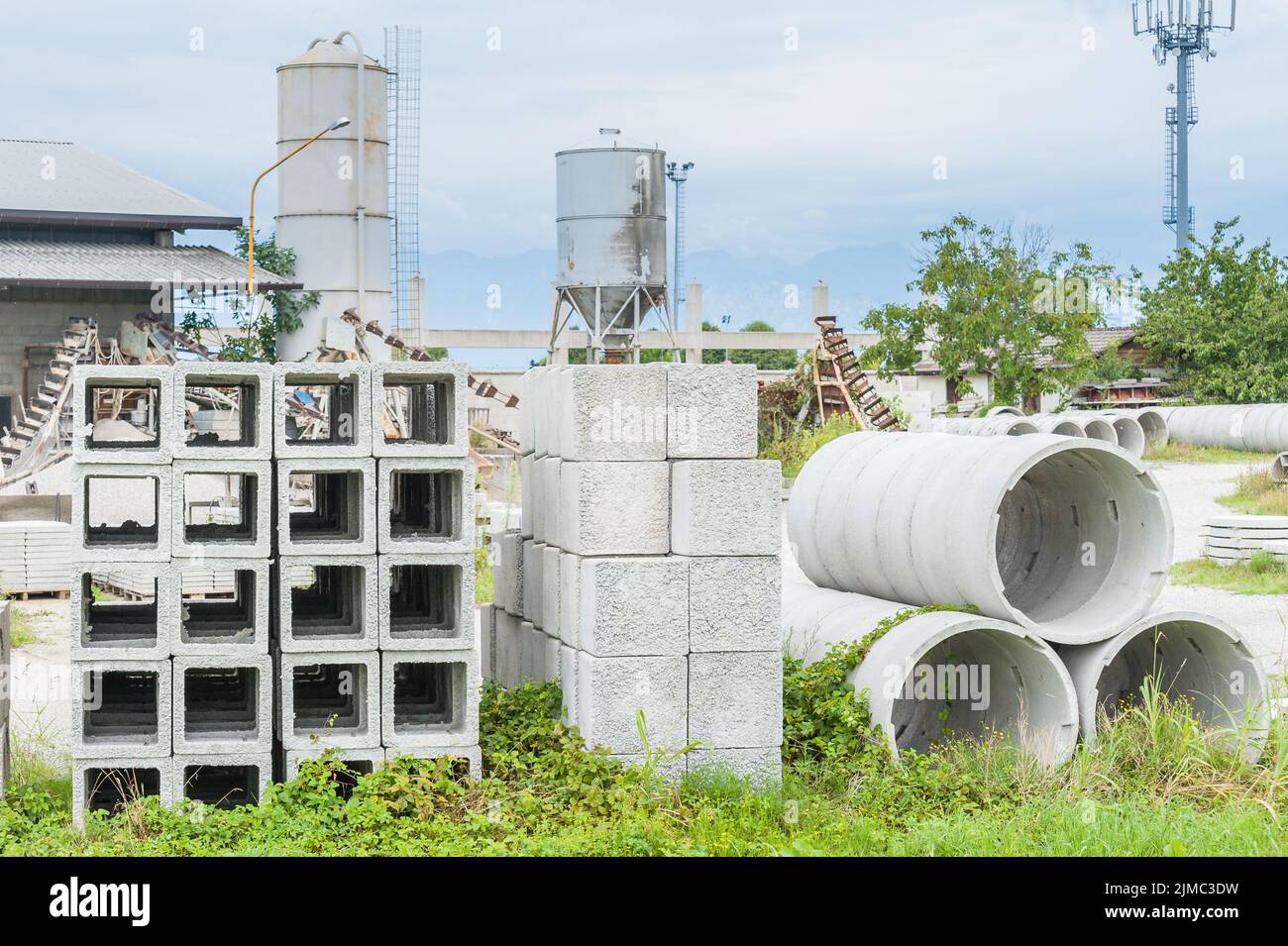 Tubi prefabbricati in calcestruzzo immagini e fotografie stock ad alta ...