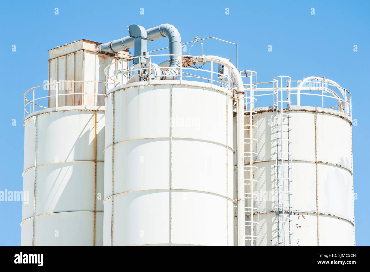 Silos bianchi immagini e fotografie stock ad alta risoluzione - Alamy