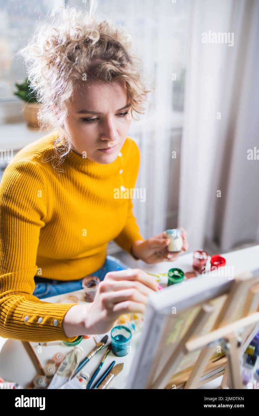 Pittore che dipinge immagini e fotografie stock ad alta risoluzione - Alamy