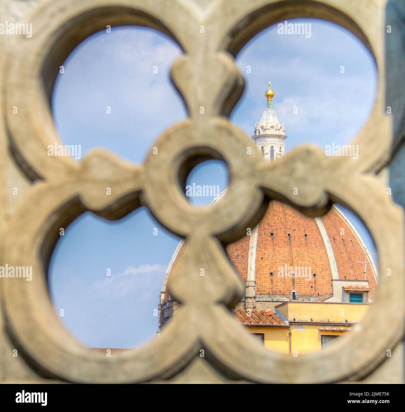Duomo cupola di Santa Maria del Fiore dietro un balcone ornato a ...