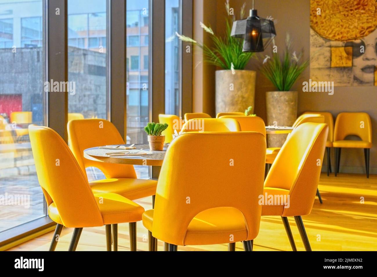 Sedie da tavolo ristorante immagini e fotografie stock ad alta ...