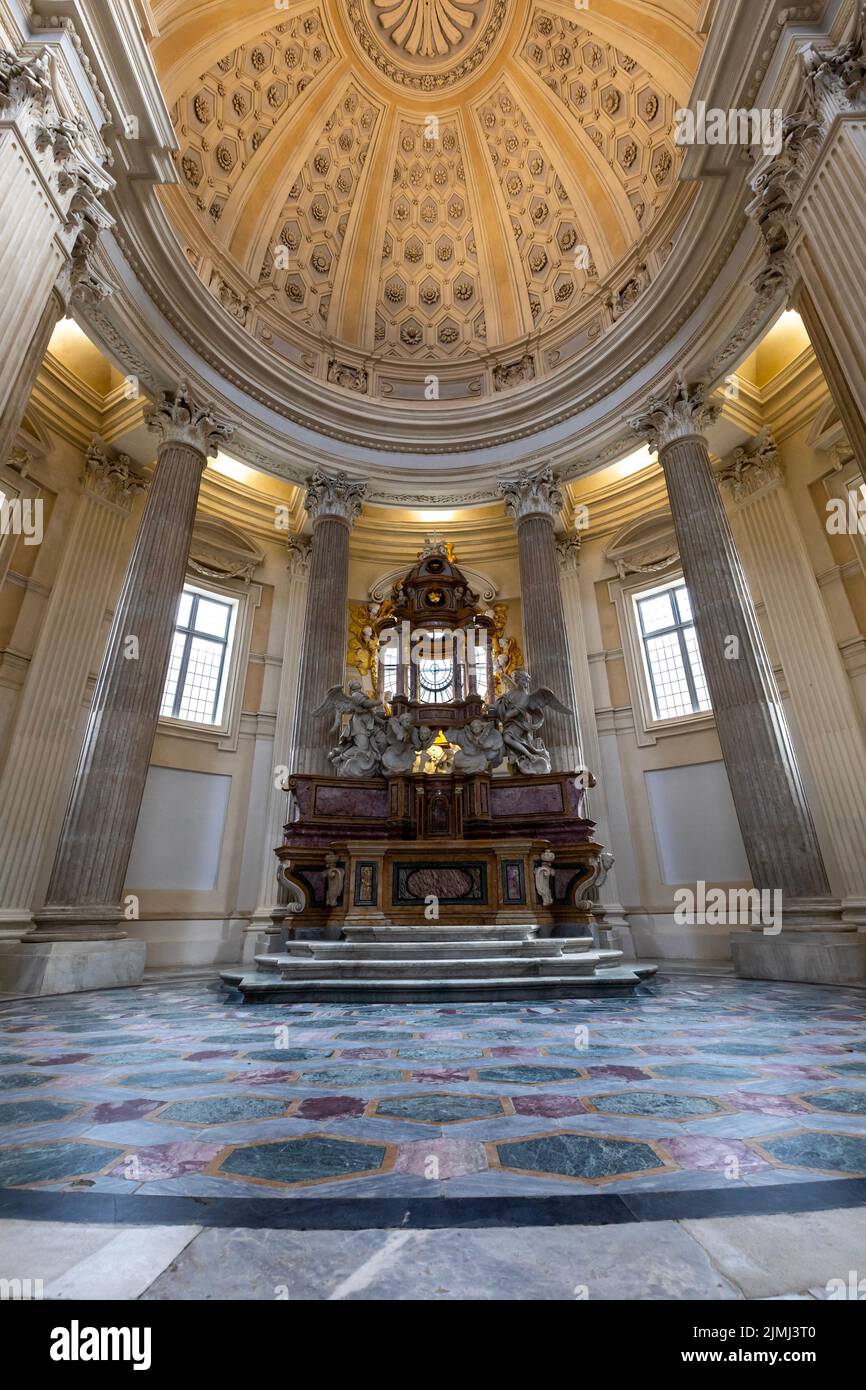 Altare cattolico sacro in stile barocco e cupola. Luce diurna - Italia ...