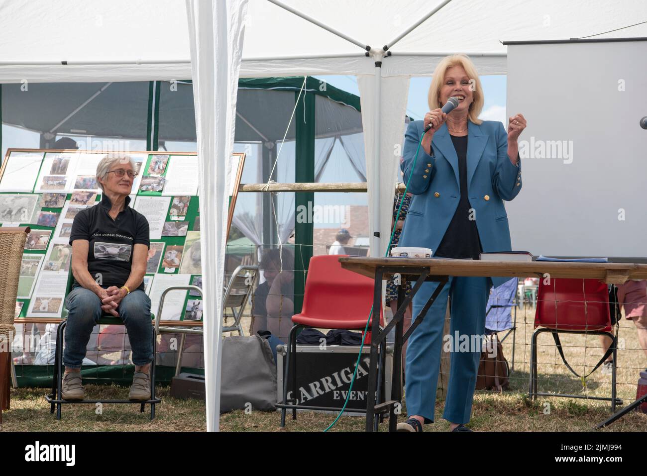 Dame Joanna Lumley OBE parla al Farm Animal Sanctuary di Evesham il 6th ...