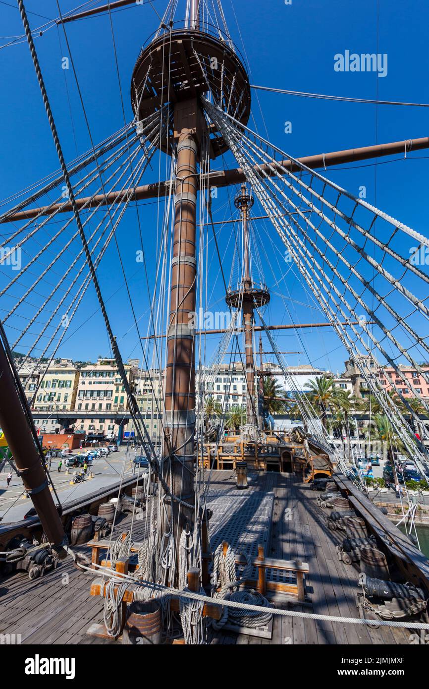 Galeone al porto immagini e fotografie stock ad alta risoluzione - Alamy