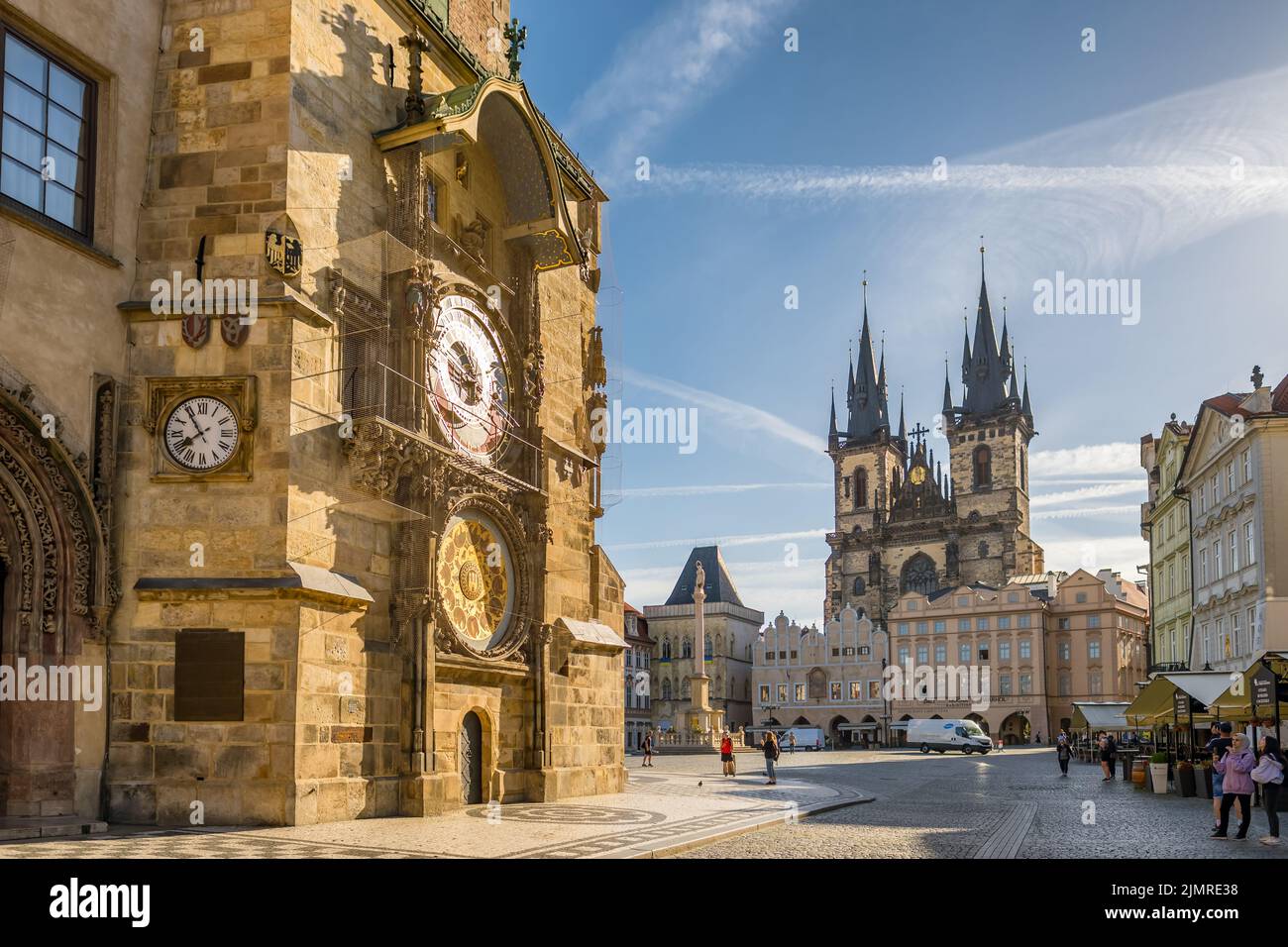 Piazza della Città Vecchia di Praga con la famosa Torre dell'Orologio ...