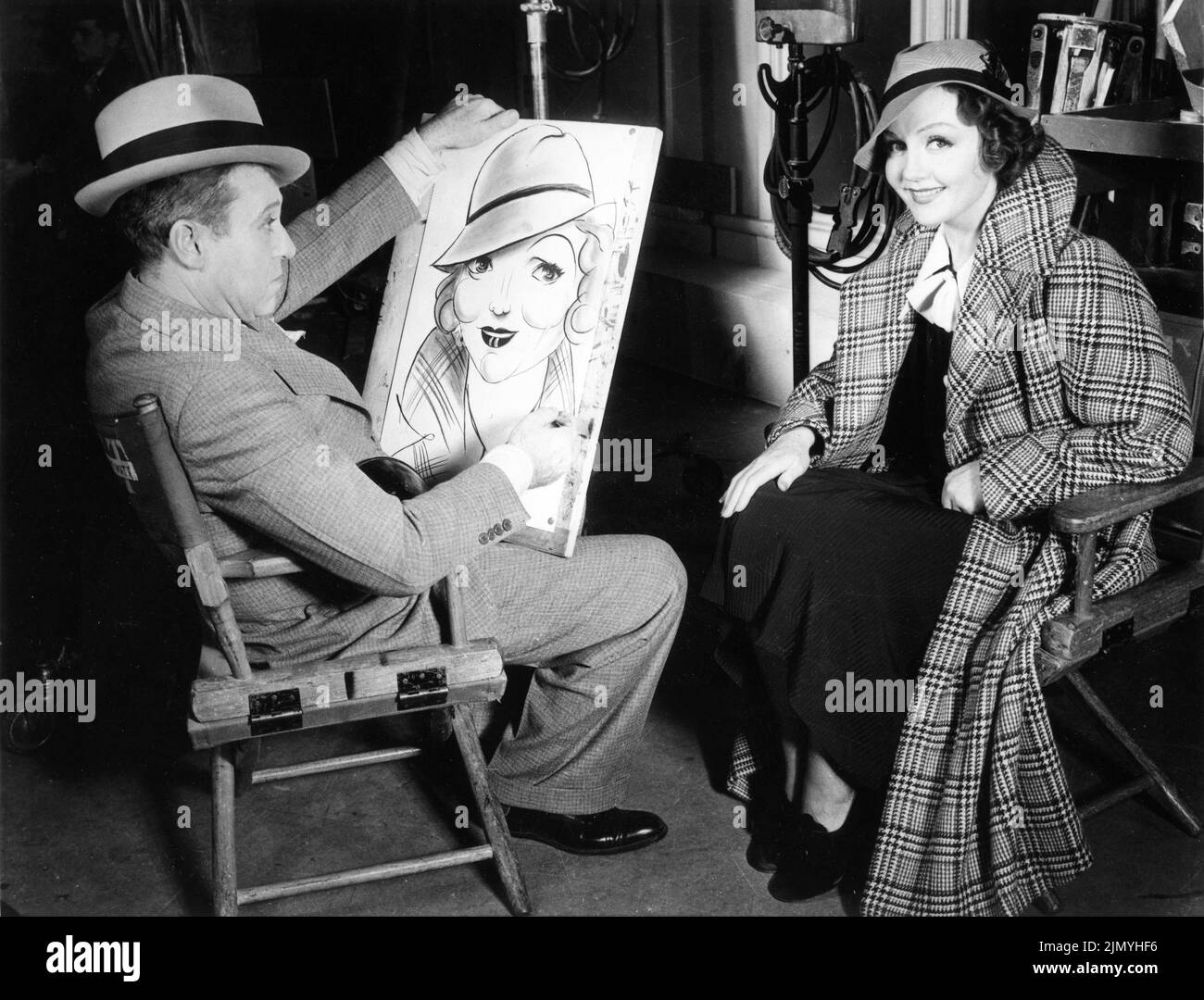 HARRY LANGDON traccia una caricatura di NANCY CARROLL sul set candid ...