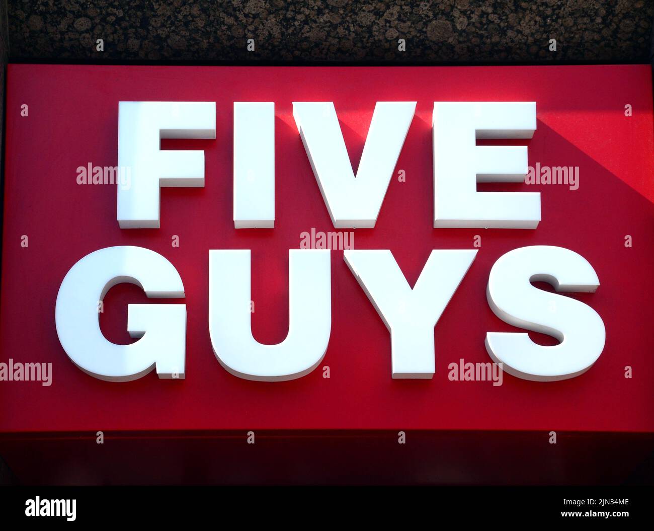 Five guys fast food restaurant immagini e fotografie stock ad alta ...