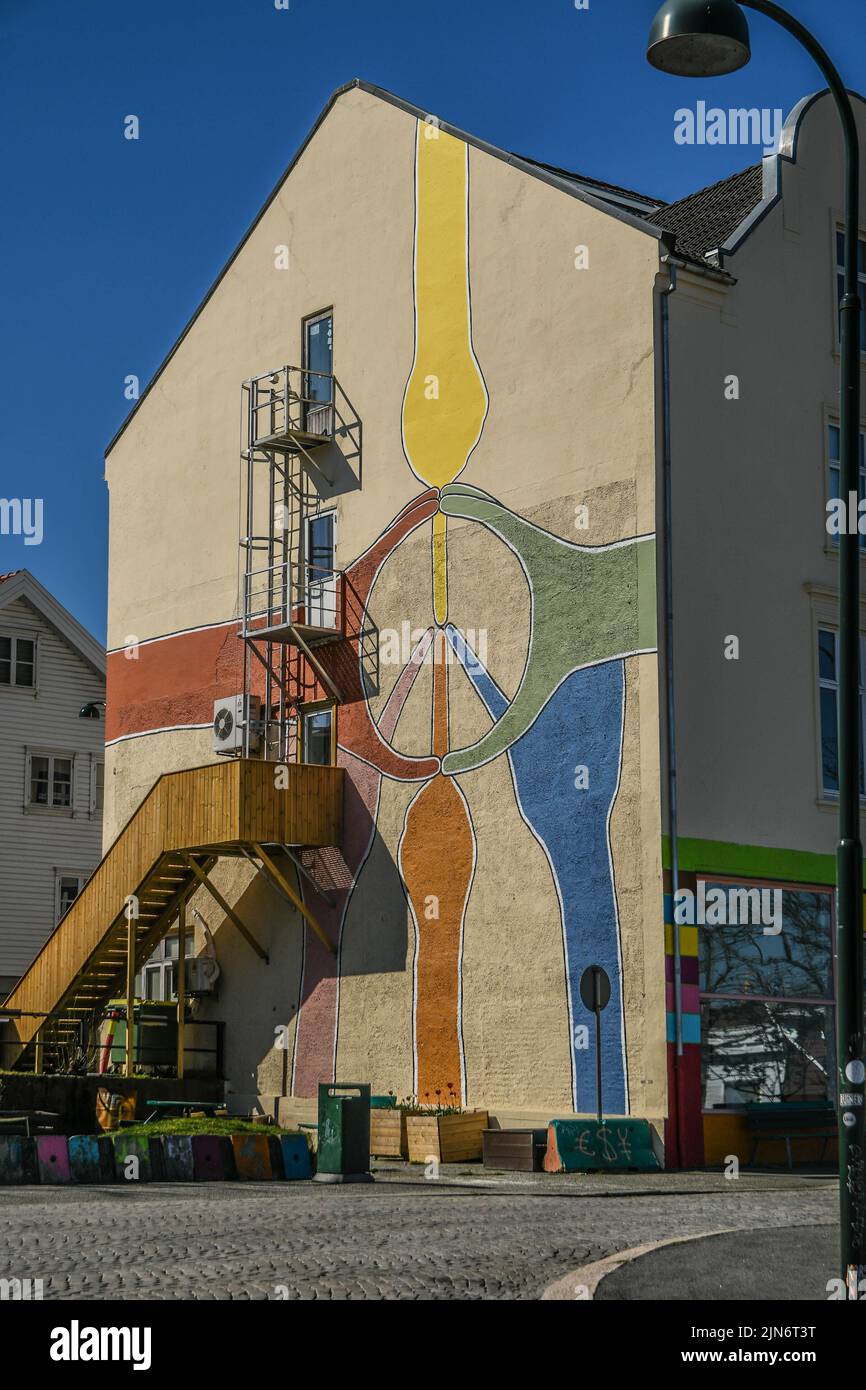 Uno scatto verticale di un disegno d'arte moderna graffiti del simbolo della pace a Stavanger ...