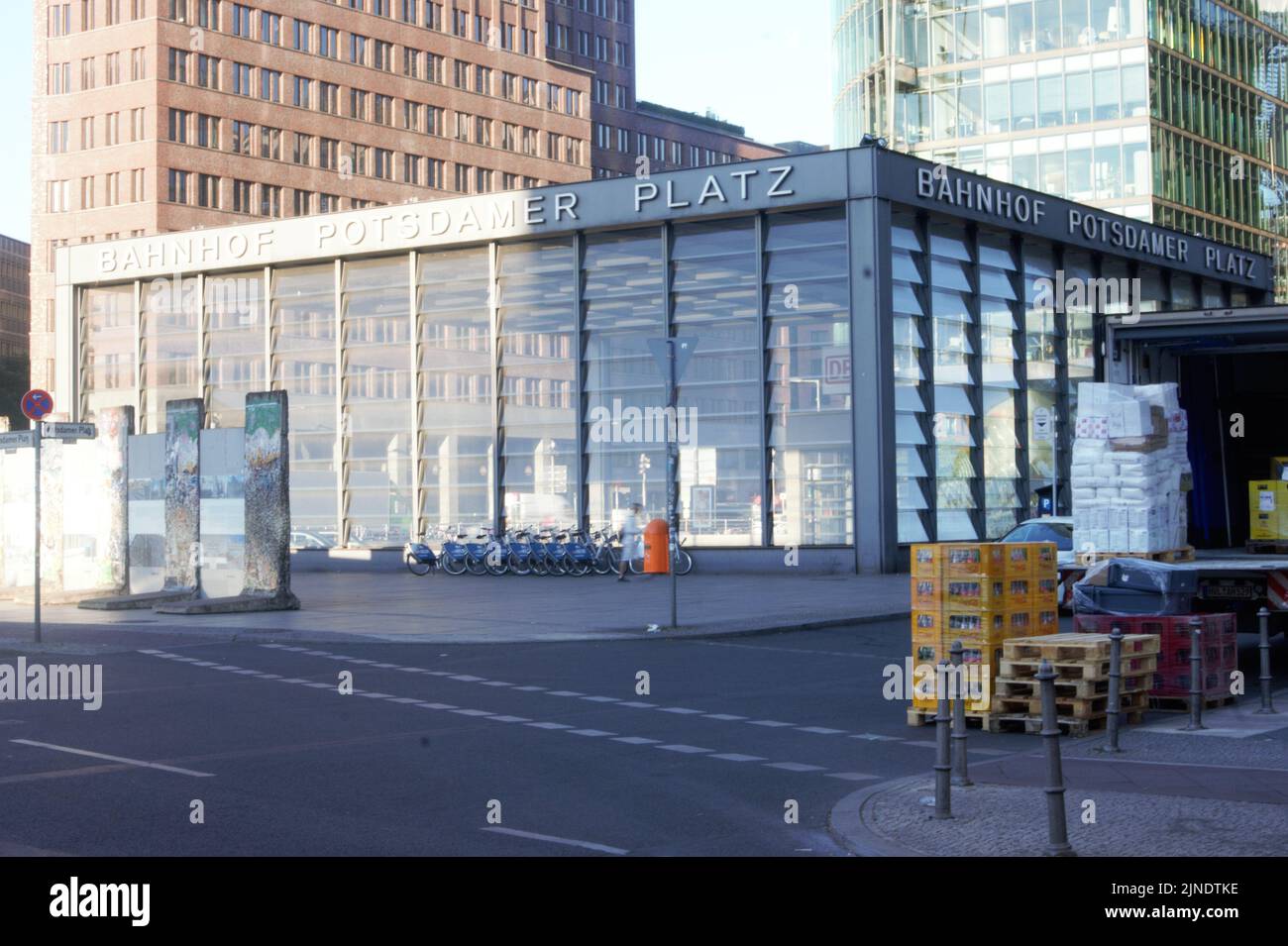 Un primo piano della stazione Potsdamer Platz di Berlino in una ...