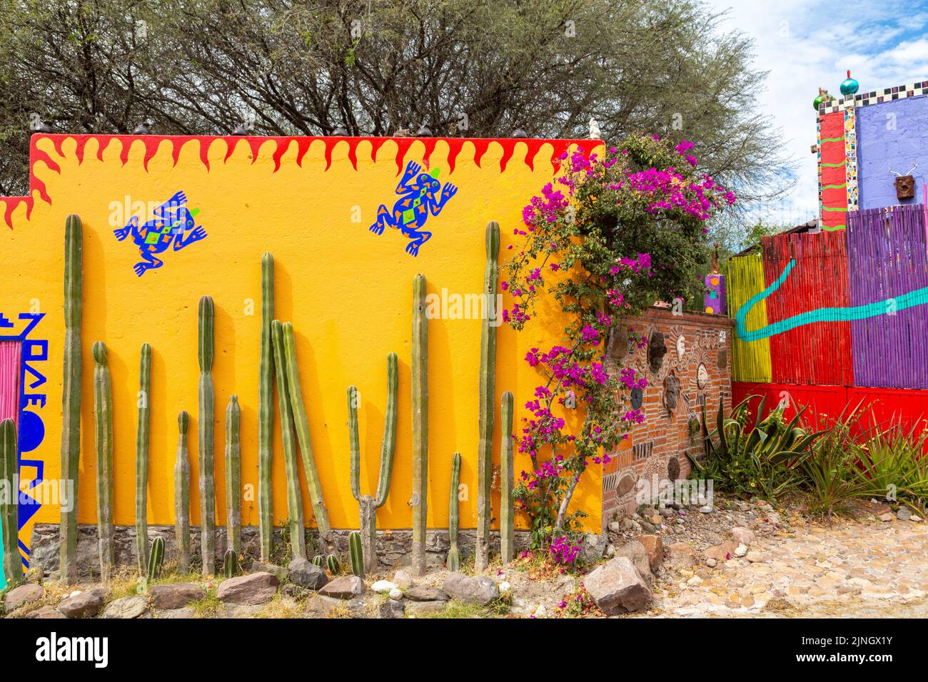 La facciata colorata dell'artista americano Anado McLauchlin casa e ...