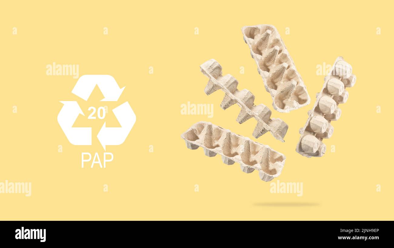 Simbolo di riciclaggio, scatola di uova in cartone riciclato su sfondo ...