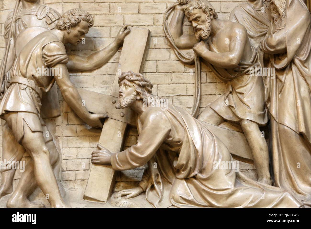 Jésus-Christ tombe sous le poids de la croix. Chemin de croix. Stazione ...