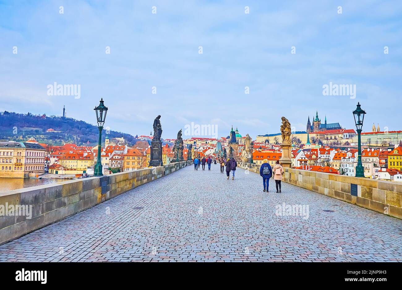 Le statue di pietra sul Ponte Carlo con il Colle Petrin e la Cattedrale ...