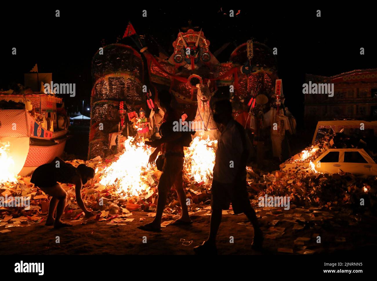 Gigantesca statua di carta immagini e fotografie stock ad alta ...
