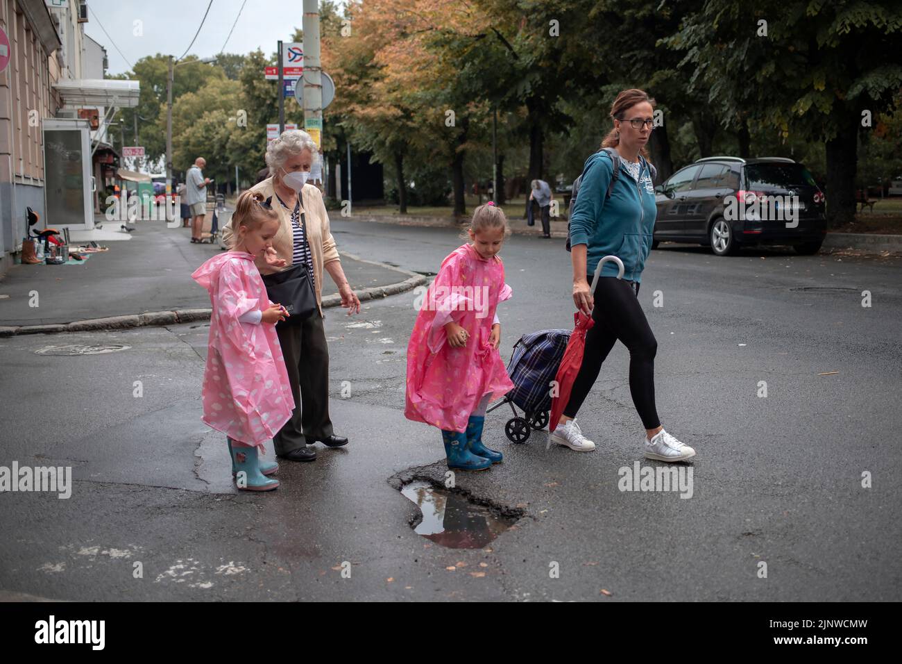 Belgrado, Serbia, 13 agosto 2022: Due ragazze in una passeggiata con la ...
