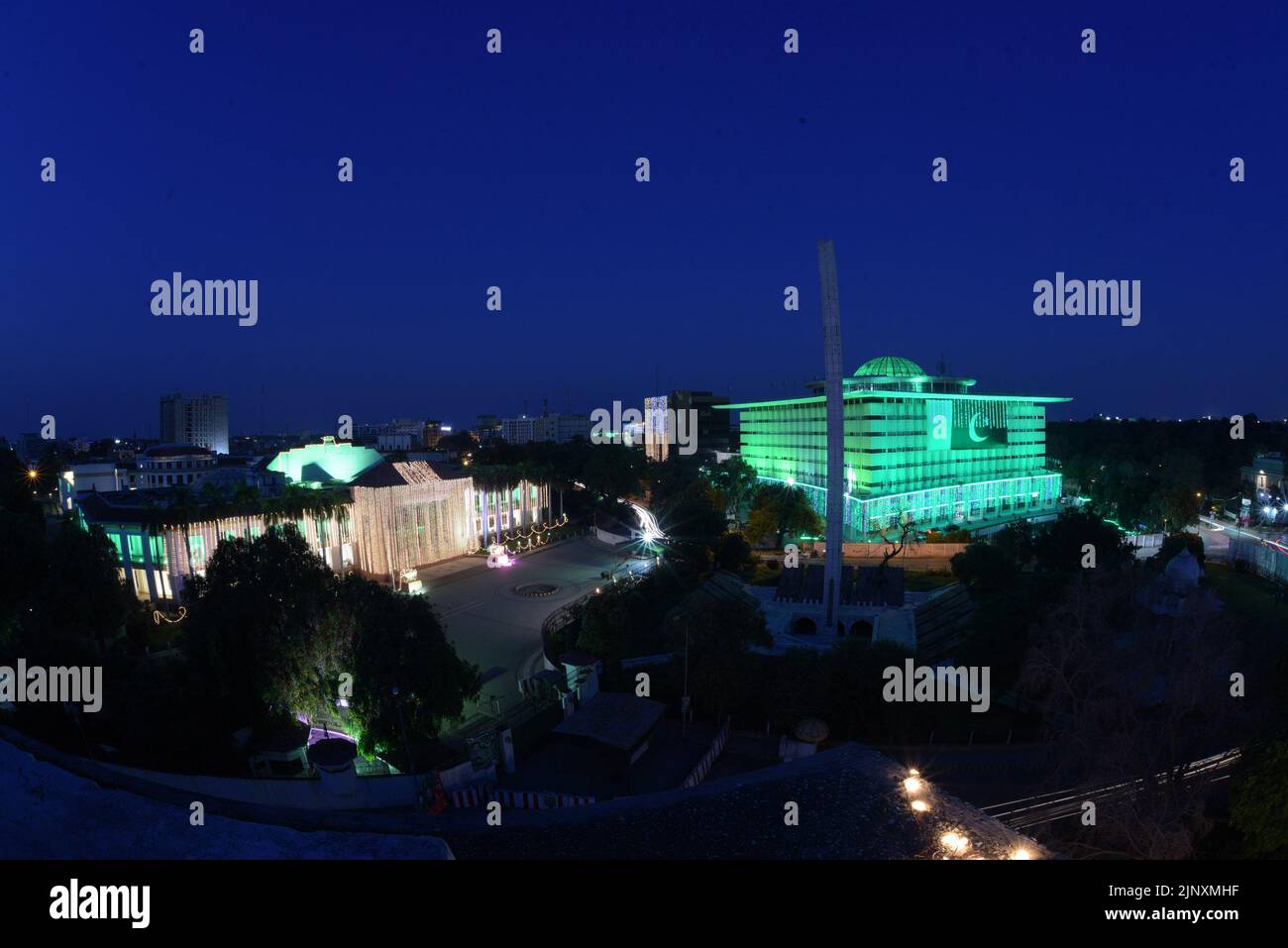Un'affascinante vista mozzafiato dell'illuminazione su Minar-e-Pakistan, Assemblea Punjab, Casa ...