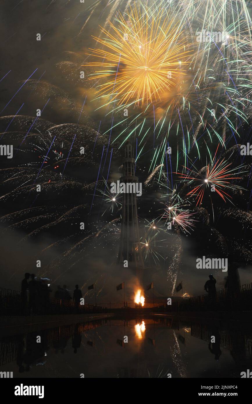 Lahore, Punjab, Pakistan. 14th ago, 2022. Un'emozionante vista mozzafiato dei fuochi d'artificio ...
