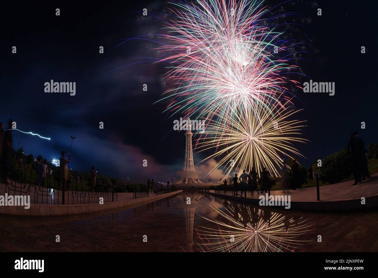 Lahore, Punjab, Pakistan. 13th ago, 2022. Un'emozionante vista mozzafiato dei fuochi d'artificio ...