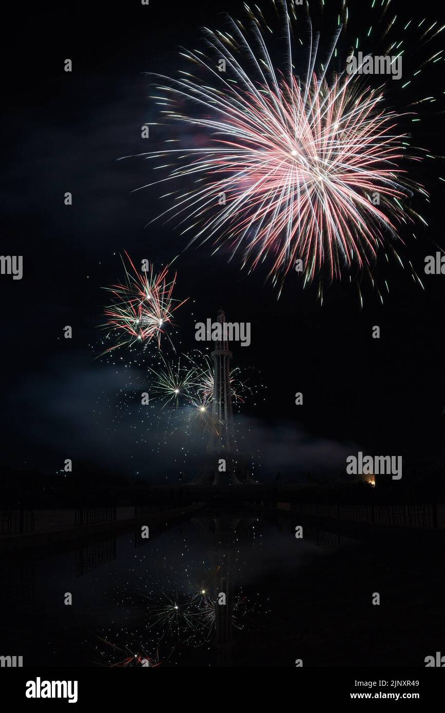 13 agosto 2022, Lahore, Punjab, Pakistan: Un'emozionante vista meravigliosa dei fuochi d ...