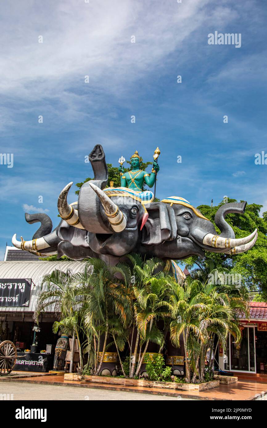 La statua di Erawan, un elefante mitologico con tre teste che porta il ...