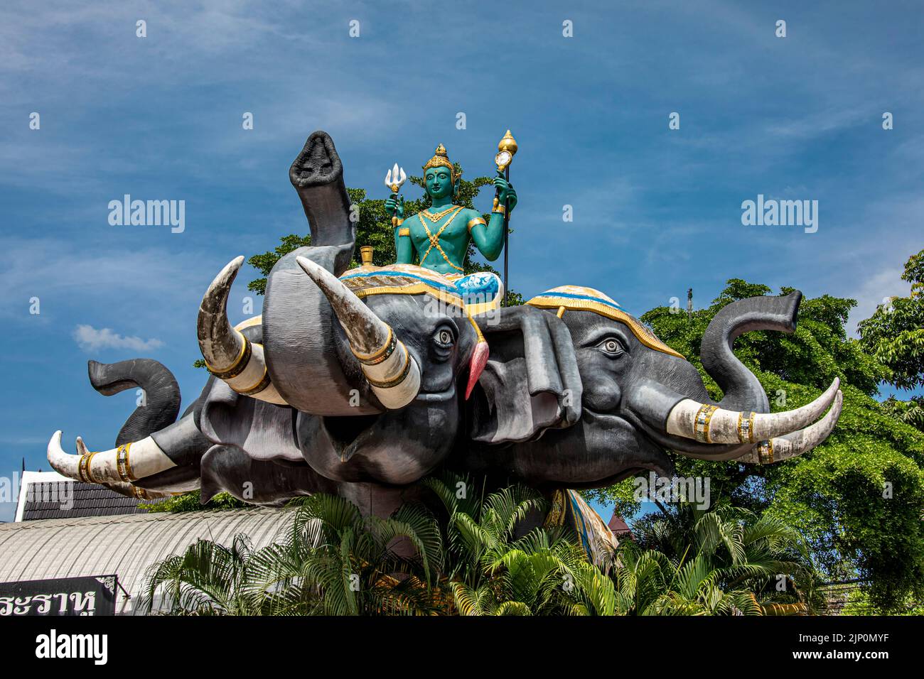 La statua di Erawan, un elefante mitologico con tre teste che porta il ...