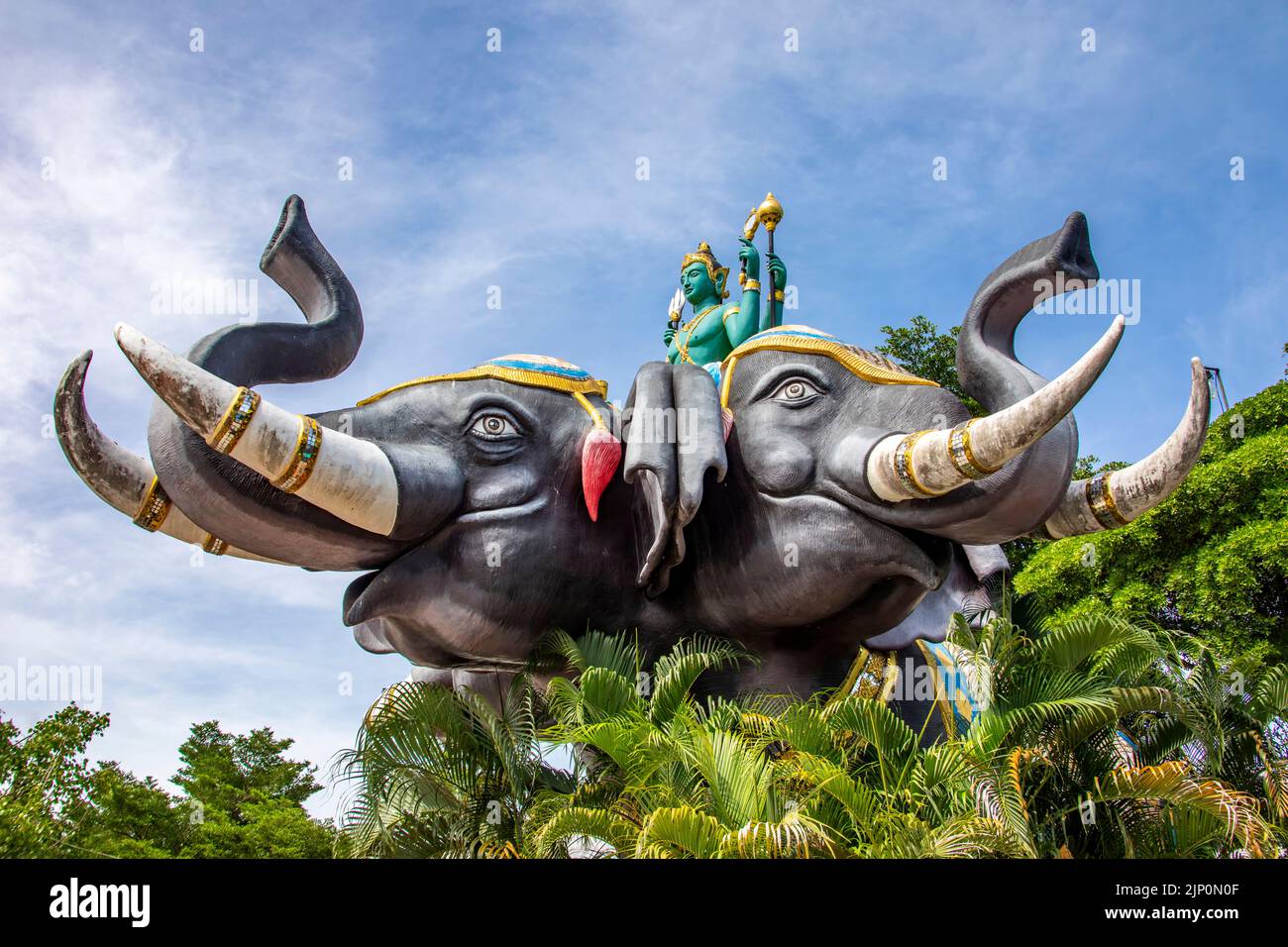 La statua di Erawan, un elefante mitologico con tre teste che porta il ...