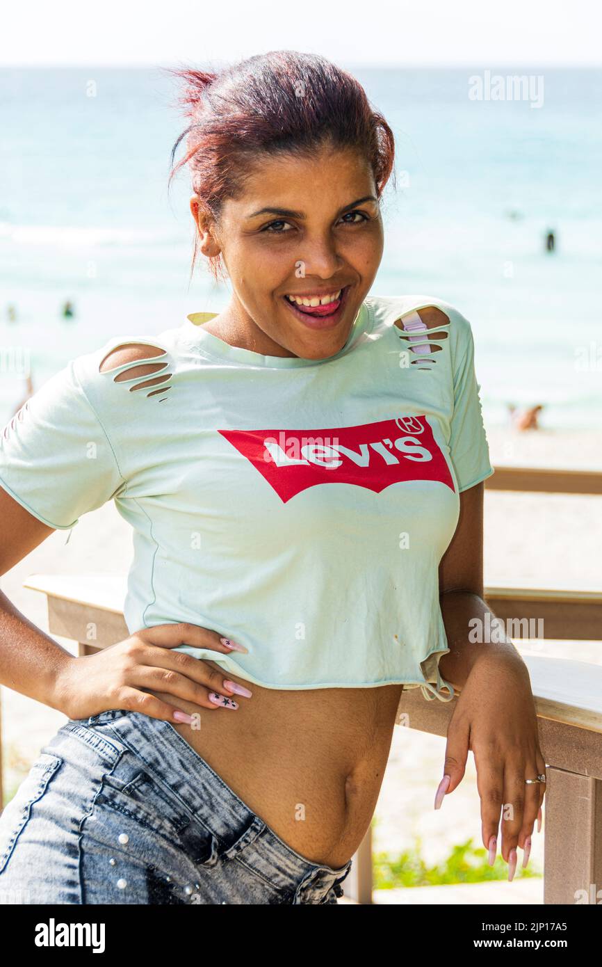 Una donna cubana di 22 anni che si posa in un top midriff con il logo ...