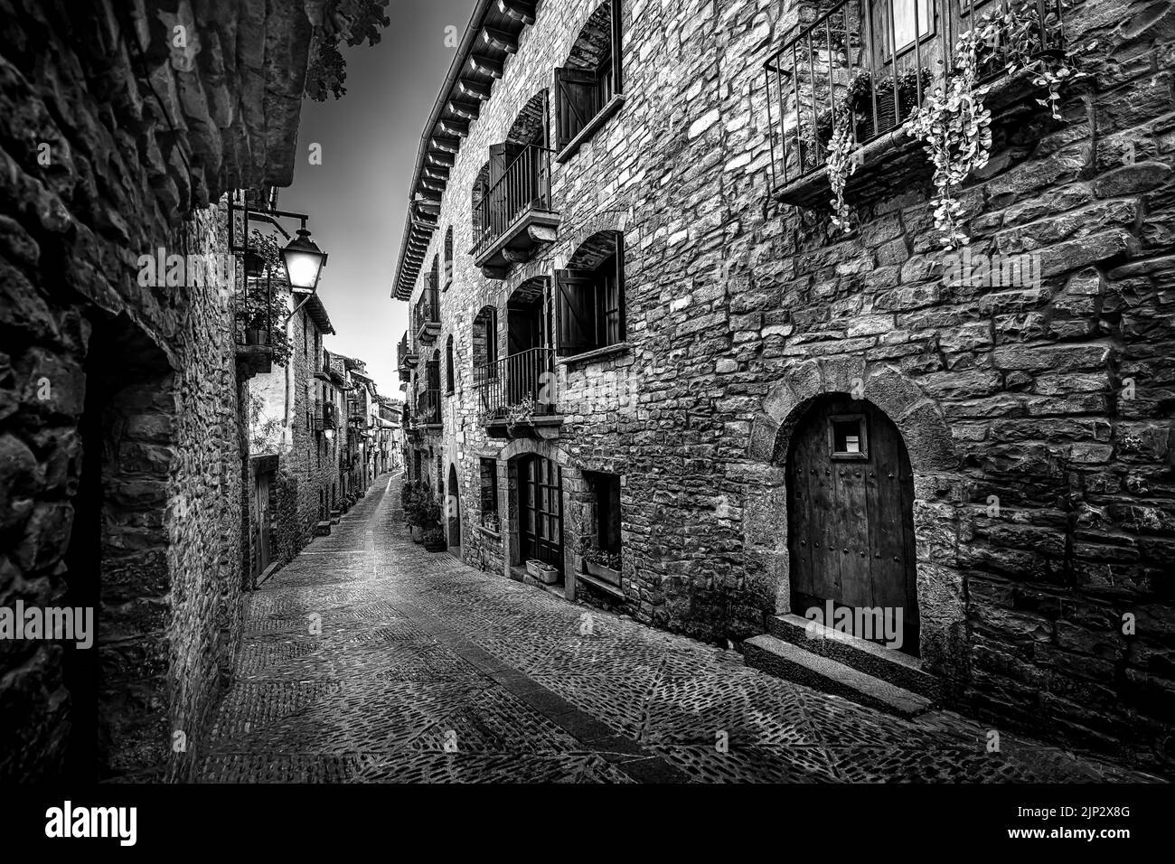 Lampade di pietra Foto e Immagini Stock in Bianco e Nero - Alamy