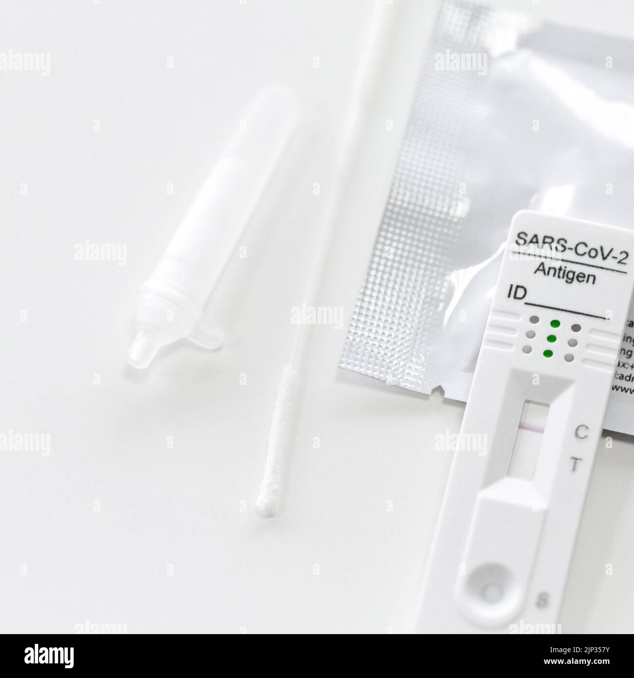 Tamponi per il test dell'antigene immagini e fotografie stock ad alta ...
