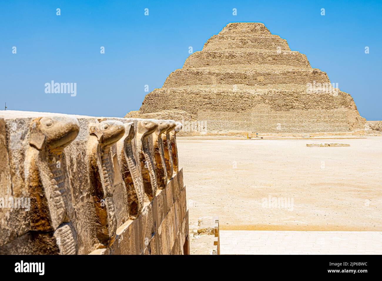 Giza, Egitto - 15 agosto 2022, la piramide a gradoni di Djoser, con il ...