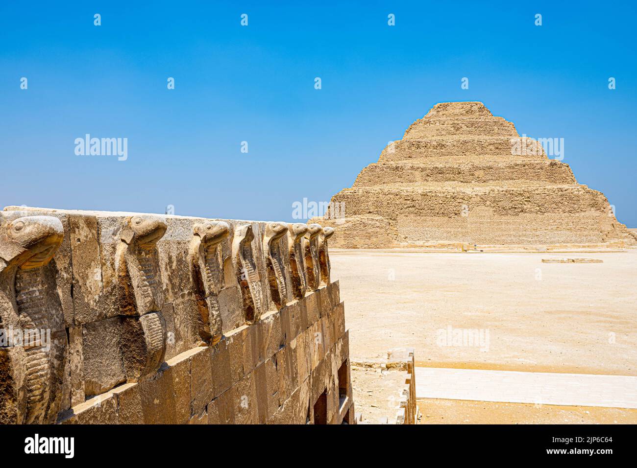 Giza, Egitto - 15 agosto 2022, la piramide a gradoni di Djoser, con il ...