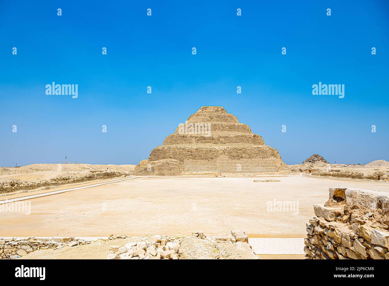Giza, Egitto - 15 agosto 2022, la piramide a gradoni di Djoser, con il ...