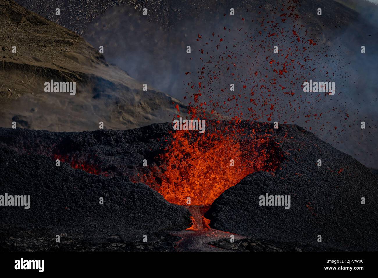 Il magma scorre da un cratere a forma di cuore presso il vulcano di ...