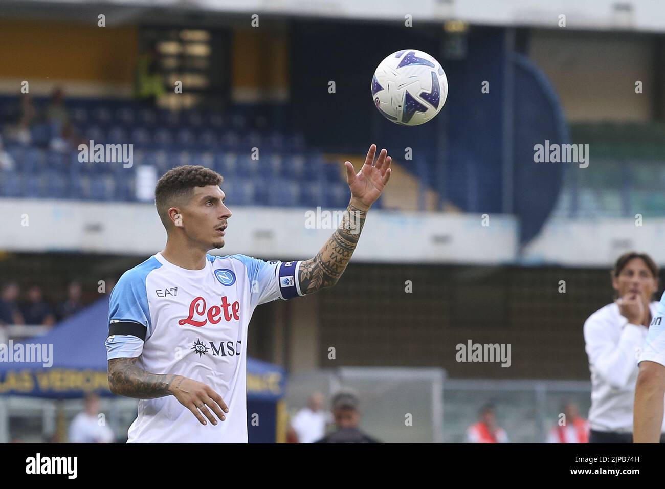 Giovanni di Lorenzo di SSC Napoli gioca la palla durante Hellas Verona vs SSC Napoli, 1° Serie A ...