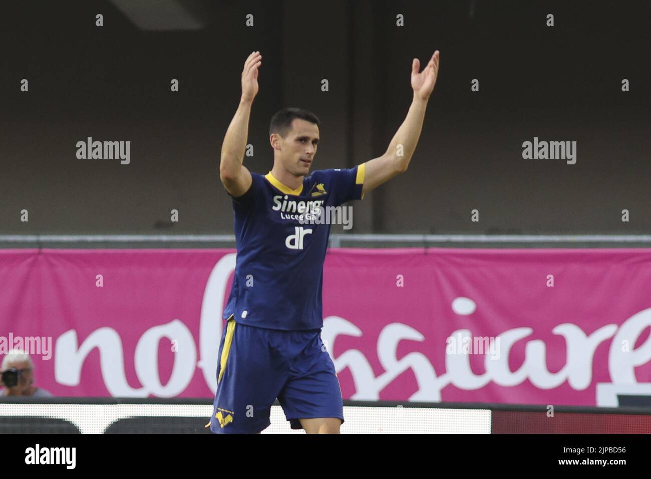 Kevin Lasagna di Hellas Verona FC esula dopo aver segnato nel corso di ...